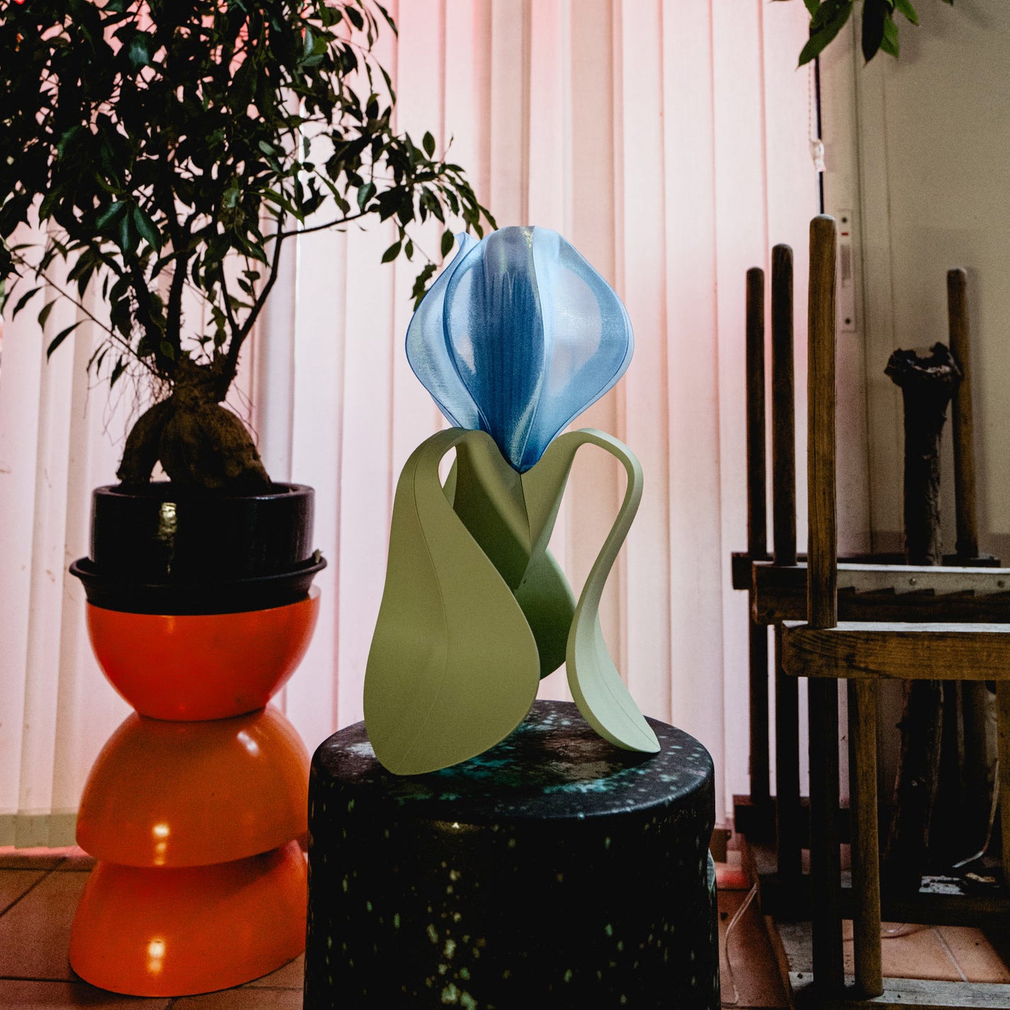 Irrational Flames X Natacha Birds - IRIS LAMINA - lampe à poser - verte