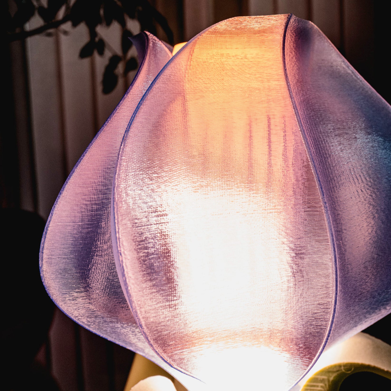 Irrational Flames X Natacha Birds - IRIS LAMINA - lampe à poser - verte